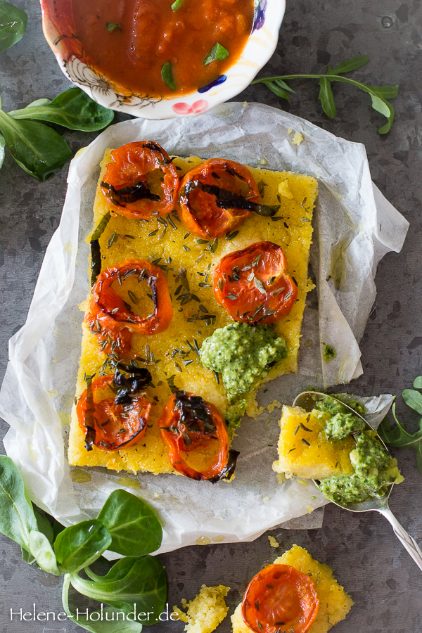 Gegrillte Polentaschnitten mit Bärlauch-Giersch-Pesto, natürlich vegan ...